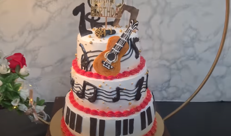 Red Velvet Music Theme Cake – Oddy uniwraps